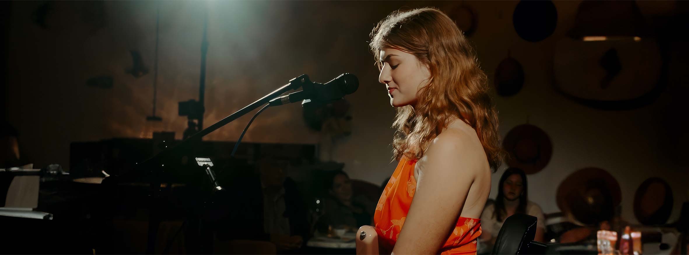 About - Ava Valianti - singer-songwriter